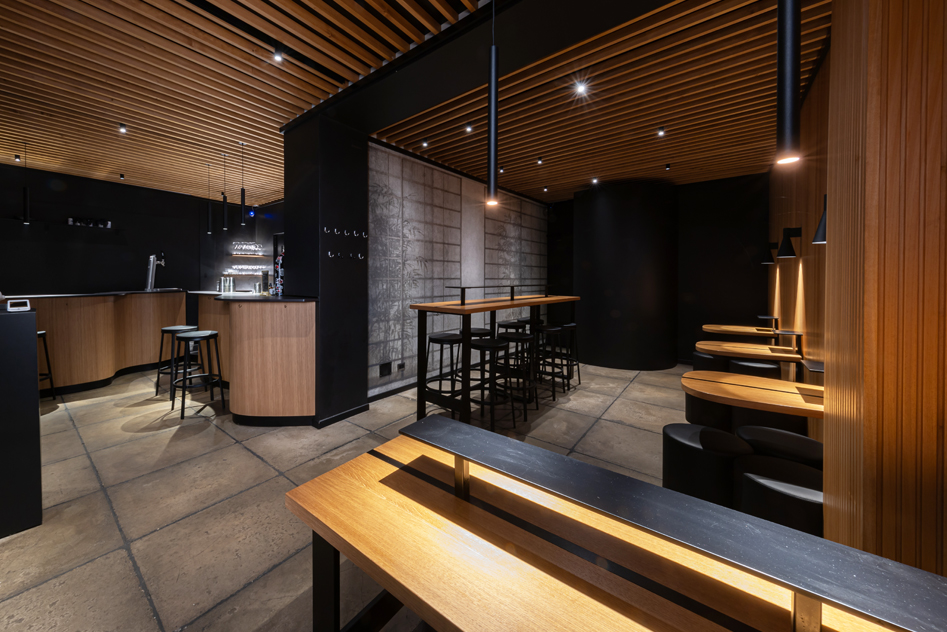 un luogo intimo, riservato, dove l’illuminazione, realizzata con ...